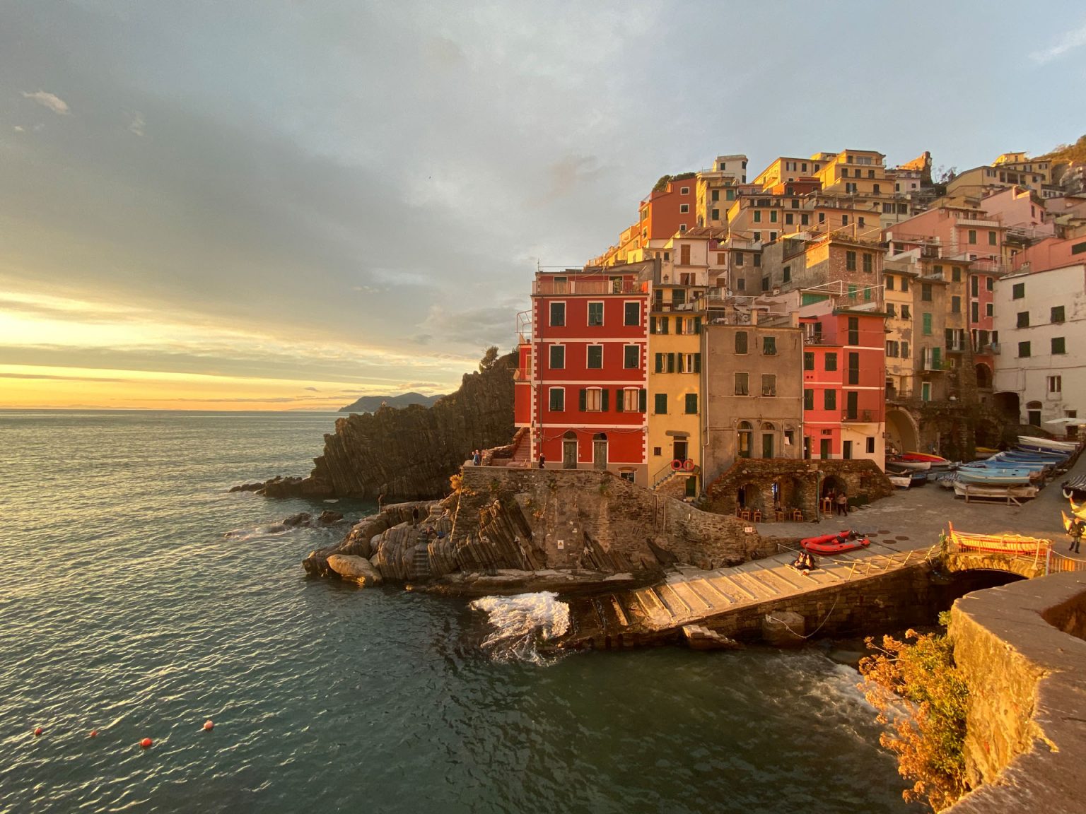 Riomaggiore, il primo borgo delle Cinque Terre partendo da levante